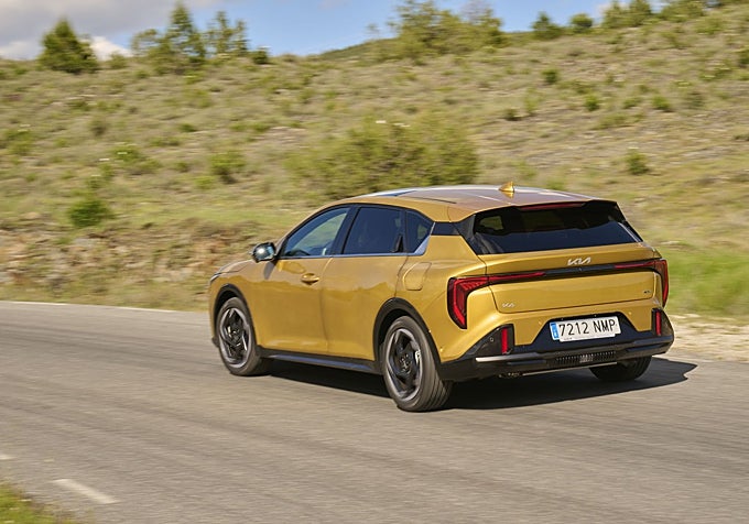 Así va el Kia K4, el generoso compacto con motores de gasolina e ...