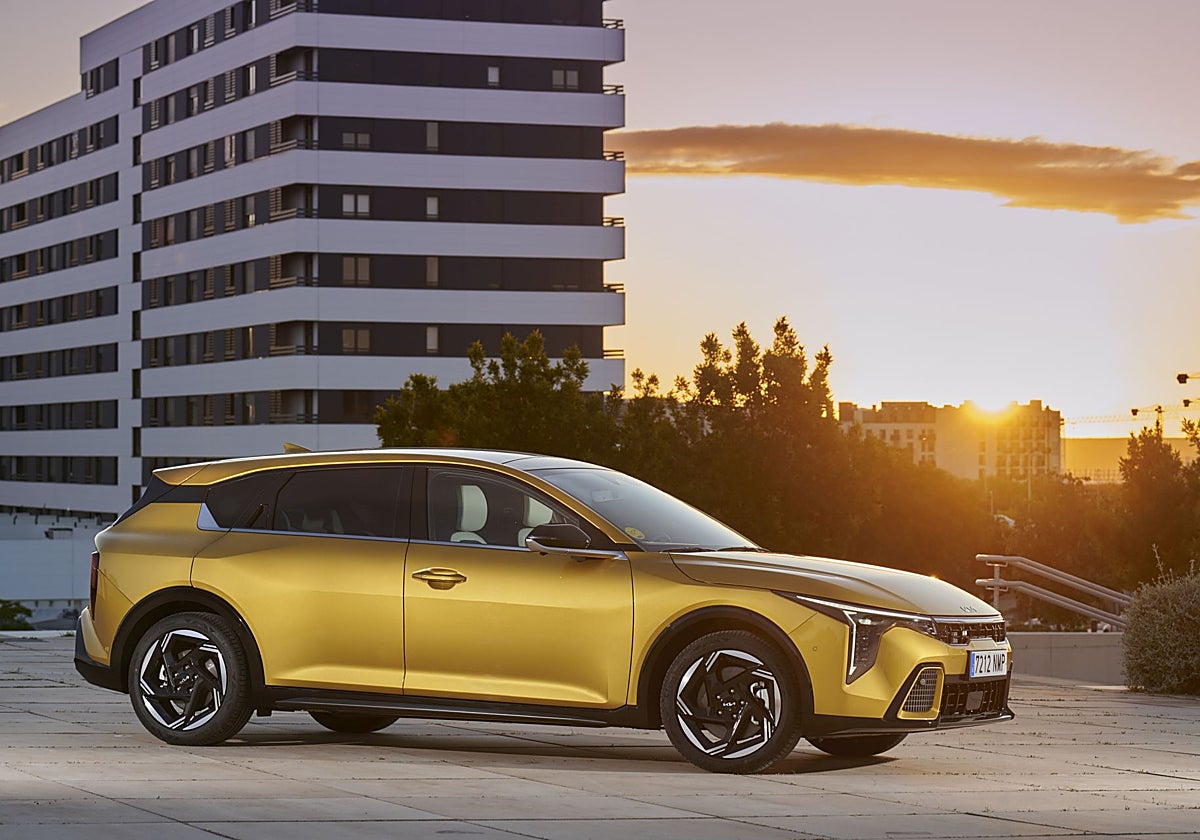Así va el Kia K4, el generoso compacto con motores de gasolina e ...