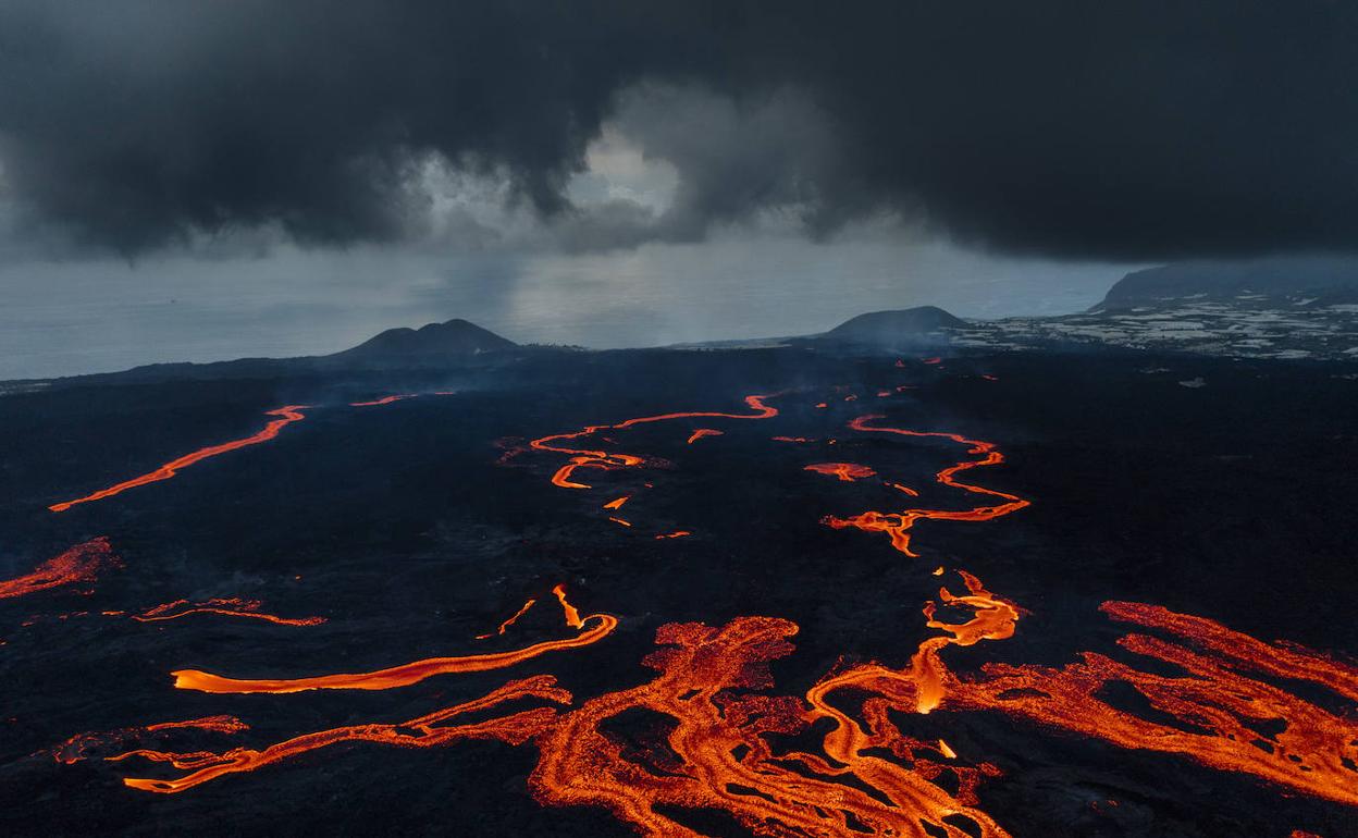 La Lava Fluye A Diez Metros Por Segundo Al Sur De La Montaña De La
