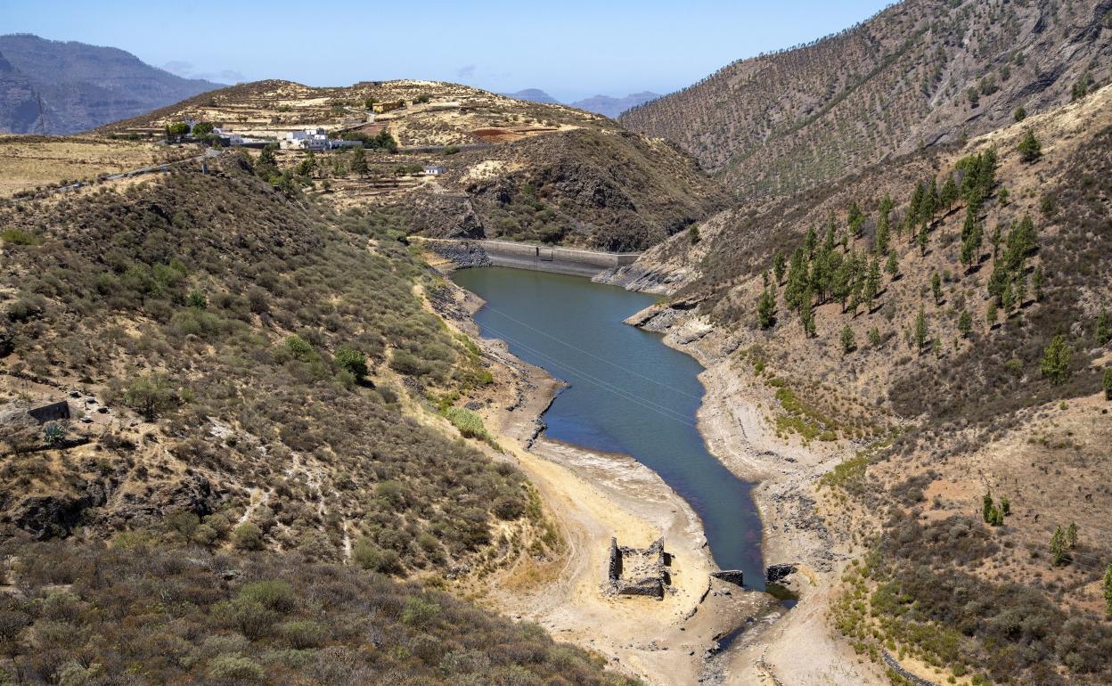 La sequía destapa la antigua ermita de Candelaria anegada por la presa | Canarias7