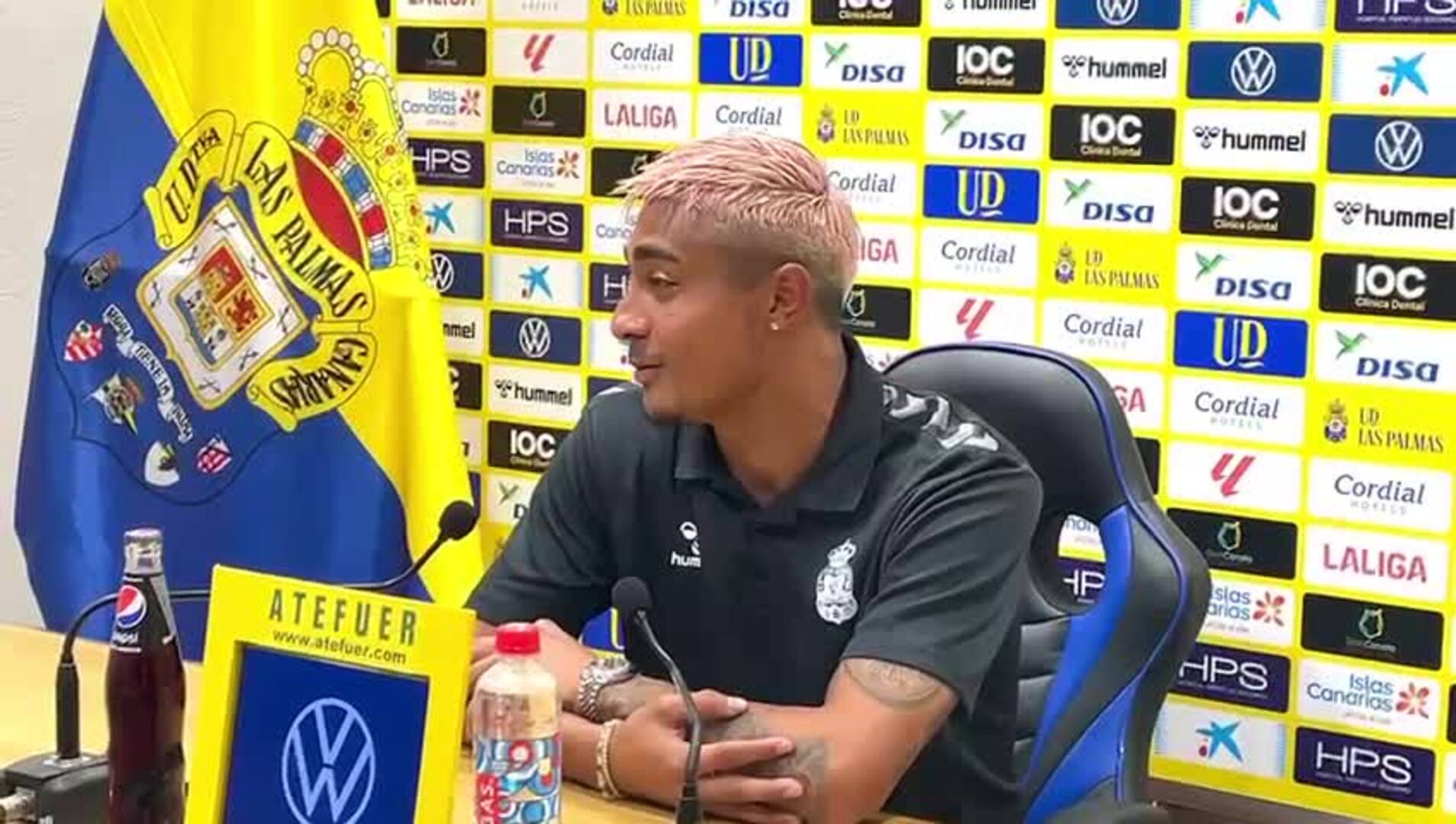 Julián Araujo, primer mexicano en la historia de la UD, es presentado ...