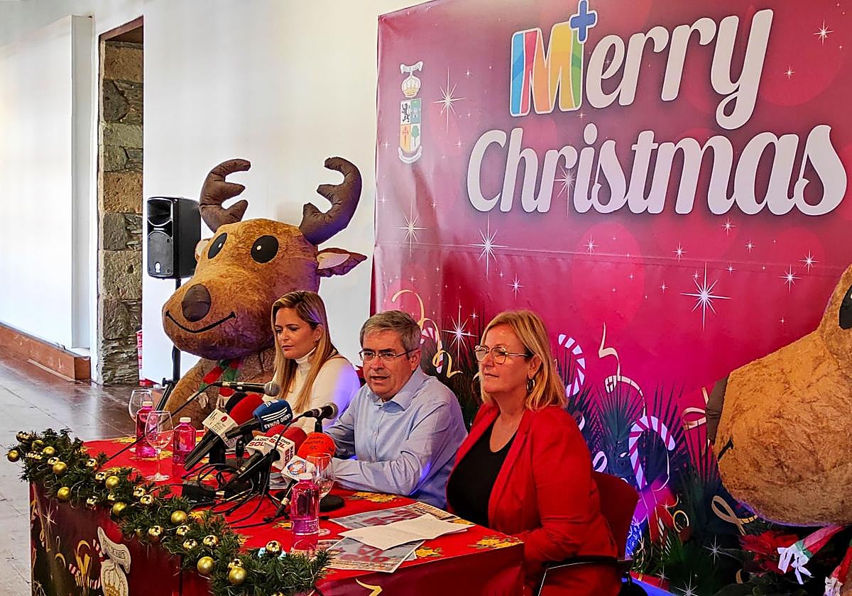 Casa de la Navidad, pista de patinaje y tren turístico en el Parque del ...