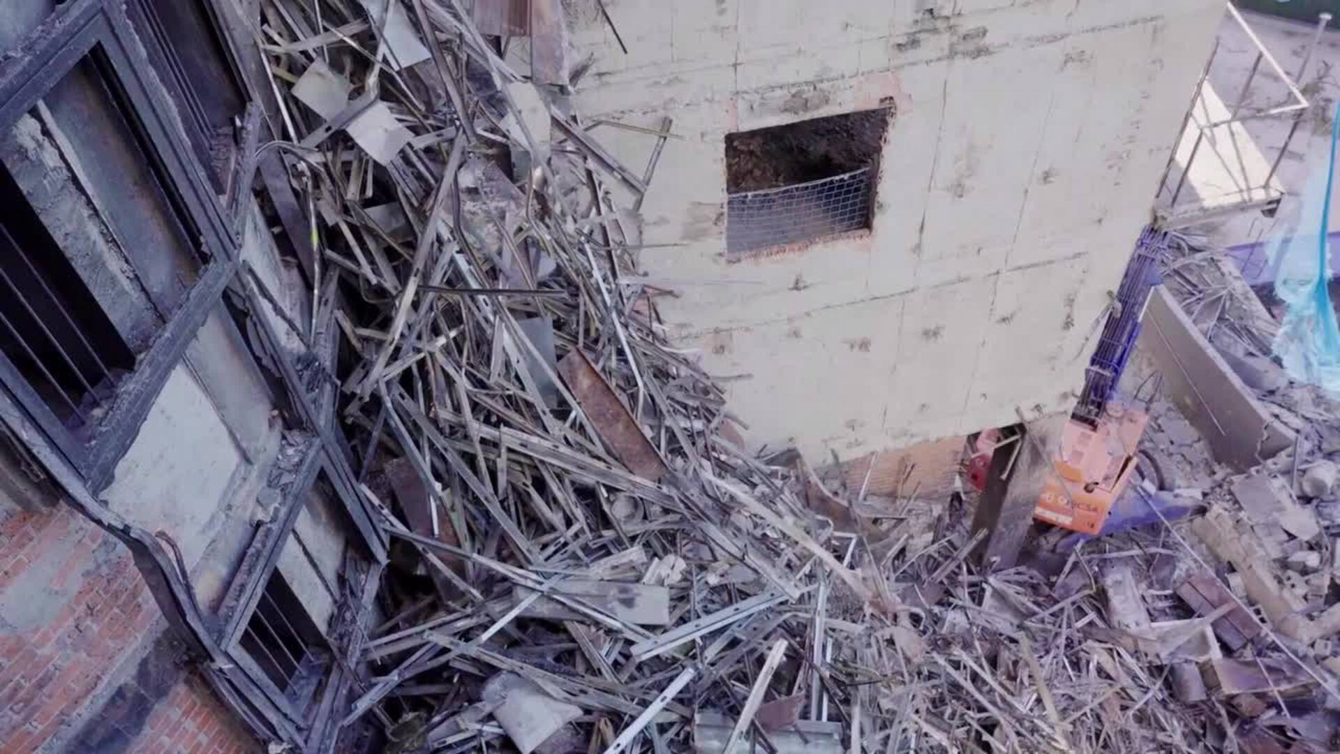 El edificio incendiado en Campanar celebra un acto conmemorativo y de ...