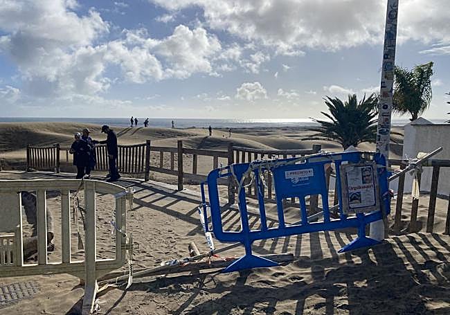 El muro de las dunas de Maspalomas se cae, pero los turistas obvian las ...