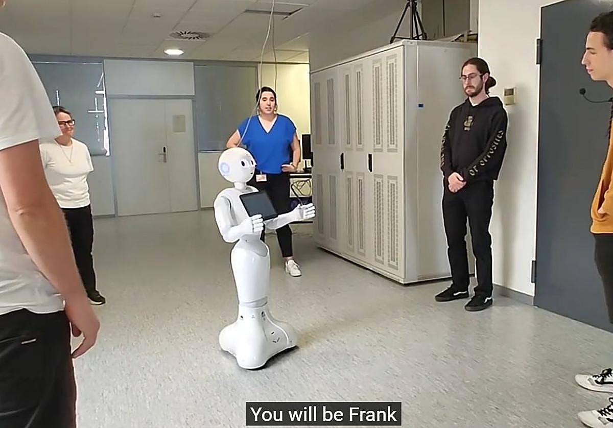 Investigadores de la ULPGC enseñan al robot Pepper a jugar al '¿Quién ...