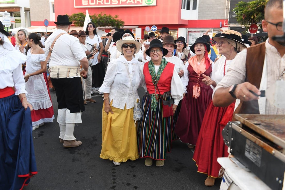 San Fernando sale a la calle en su romeria ofrenda | Canarias7