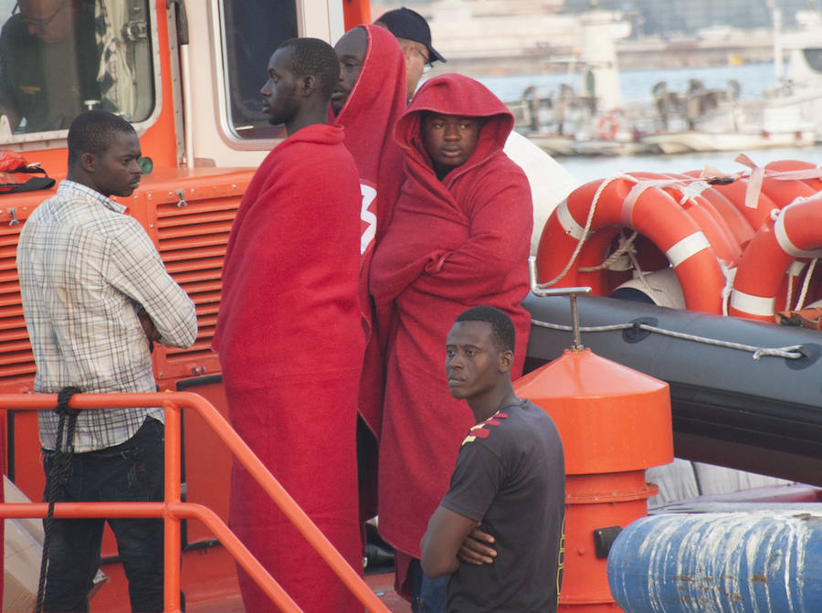 Fotos: Trasladan al puerto de Málaga a 60 migrantes rescatados de una ...