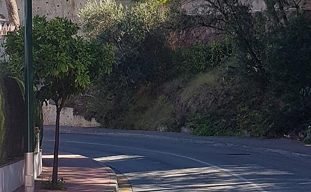 Un espejo olvidado que convierte en peligrosa la curva de calle Rodeo ...