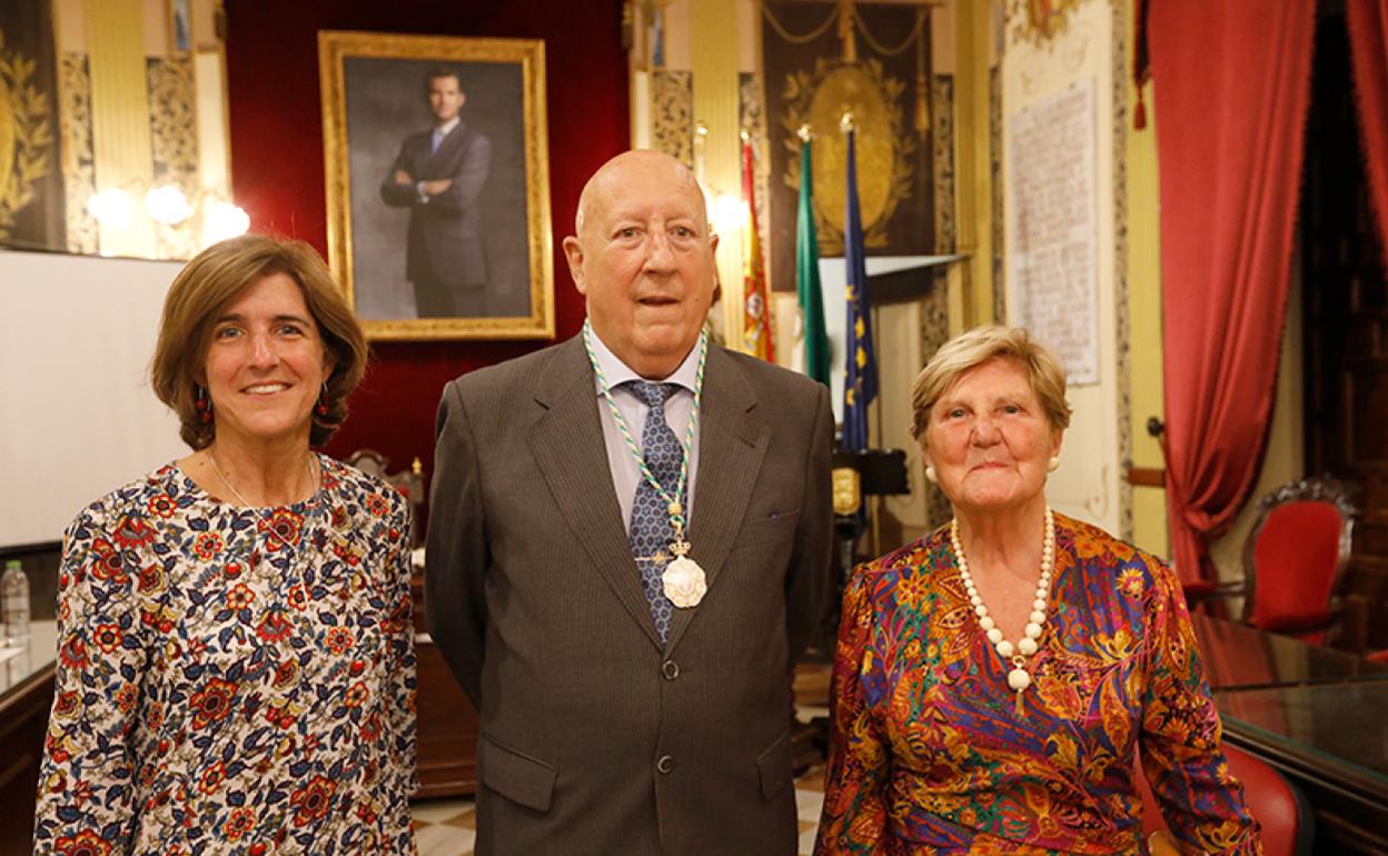 Entregada la Medalla de Honor de las Academias Andaluzas al científico ...