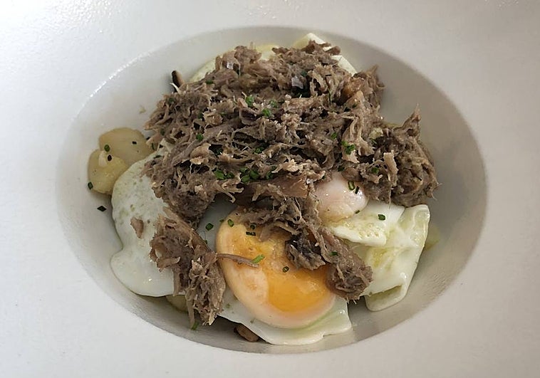 Los huevos rotos con chivo malagueño de Anfitrión | Diario Sur