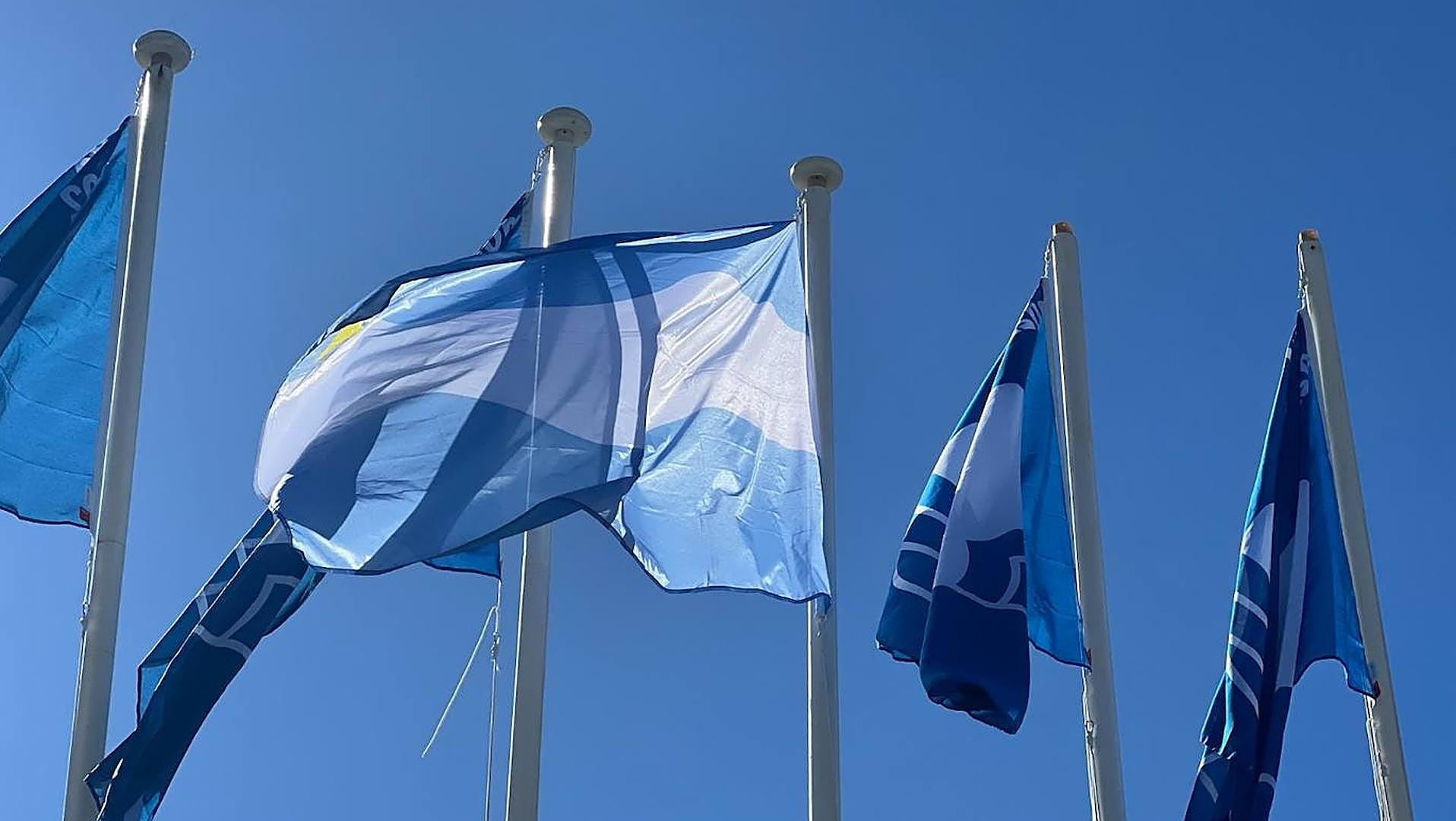 Análisis del agua, drones y más personal: así se consigue una bandera ...