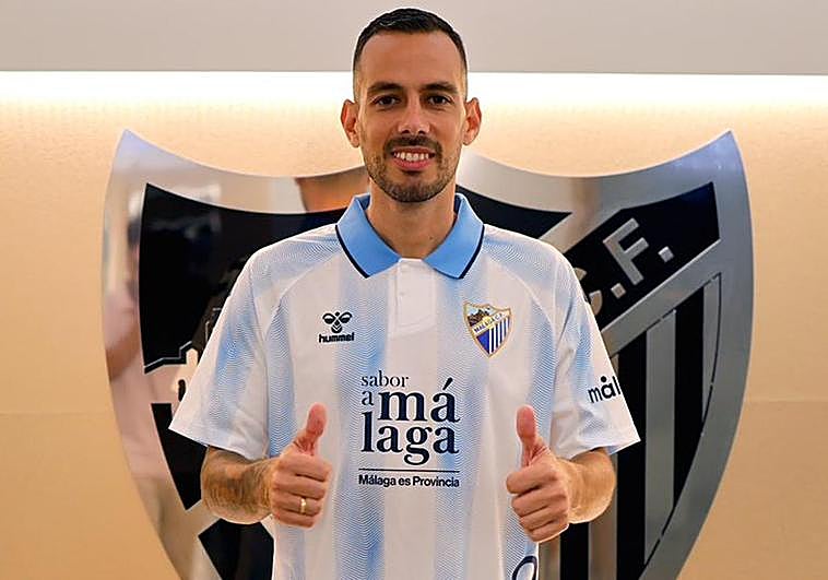 Manu Molina se enfunda la camiseta del Málaga en su primer día | Diario Sur