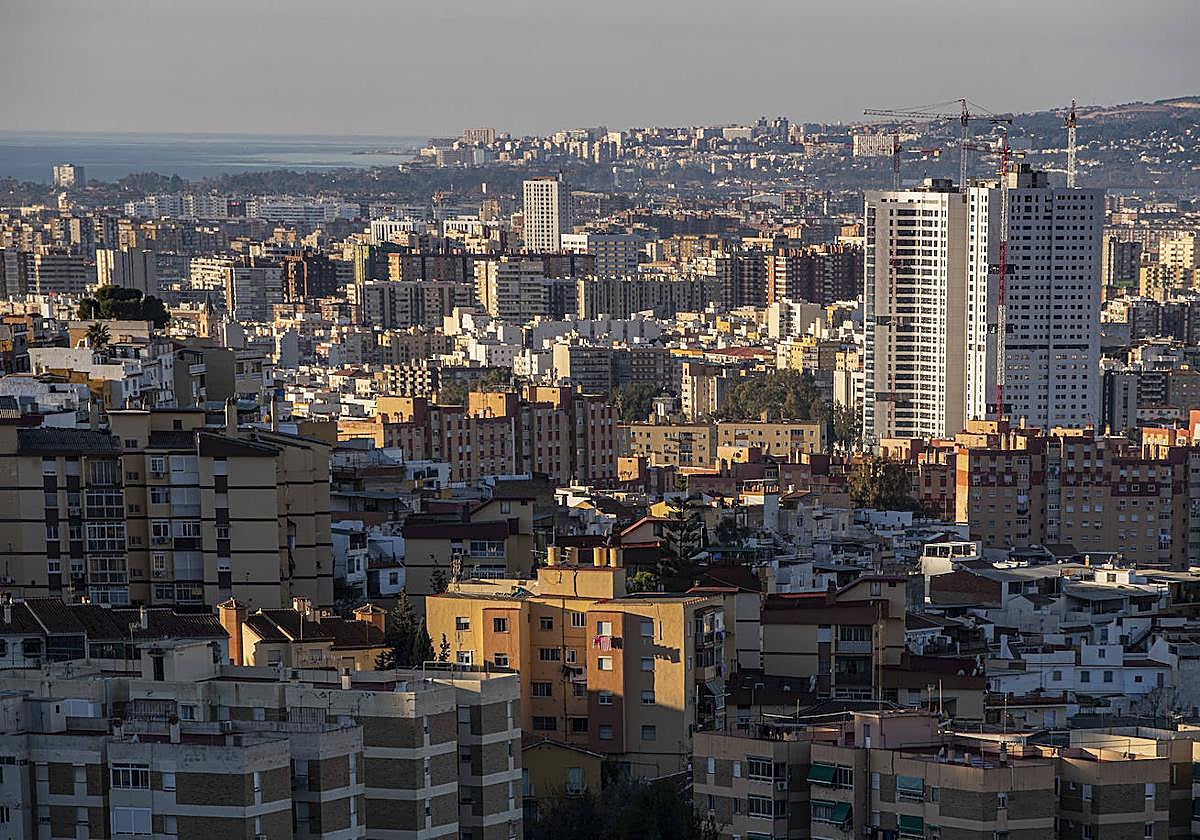 La compraventa de viviendas en Málaga cae el triple que en España ...