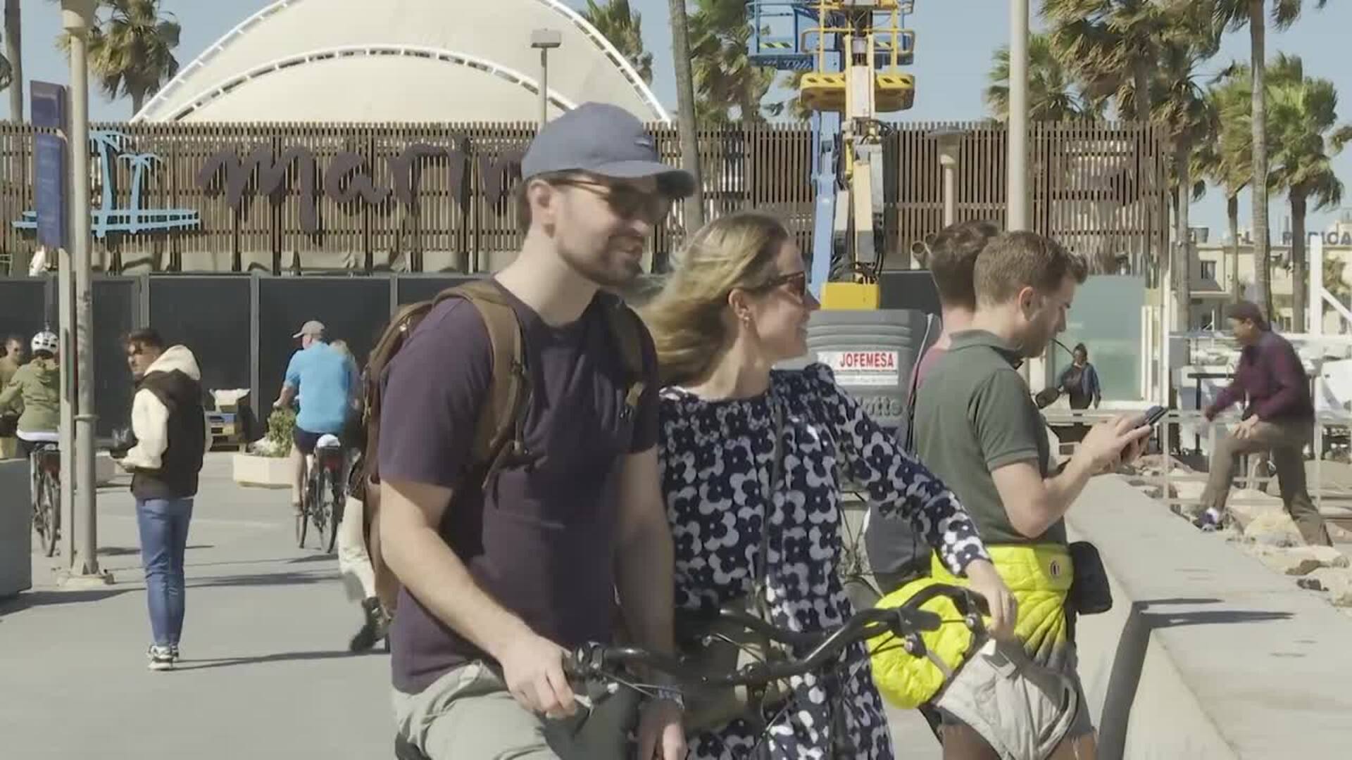 La playa de Valéncia se llena y algunos se animan a chapotear | Diario Sur