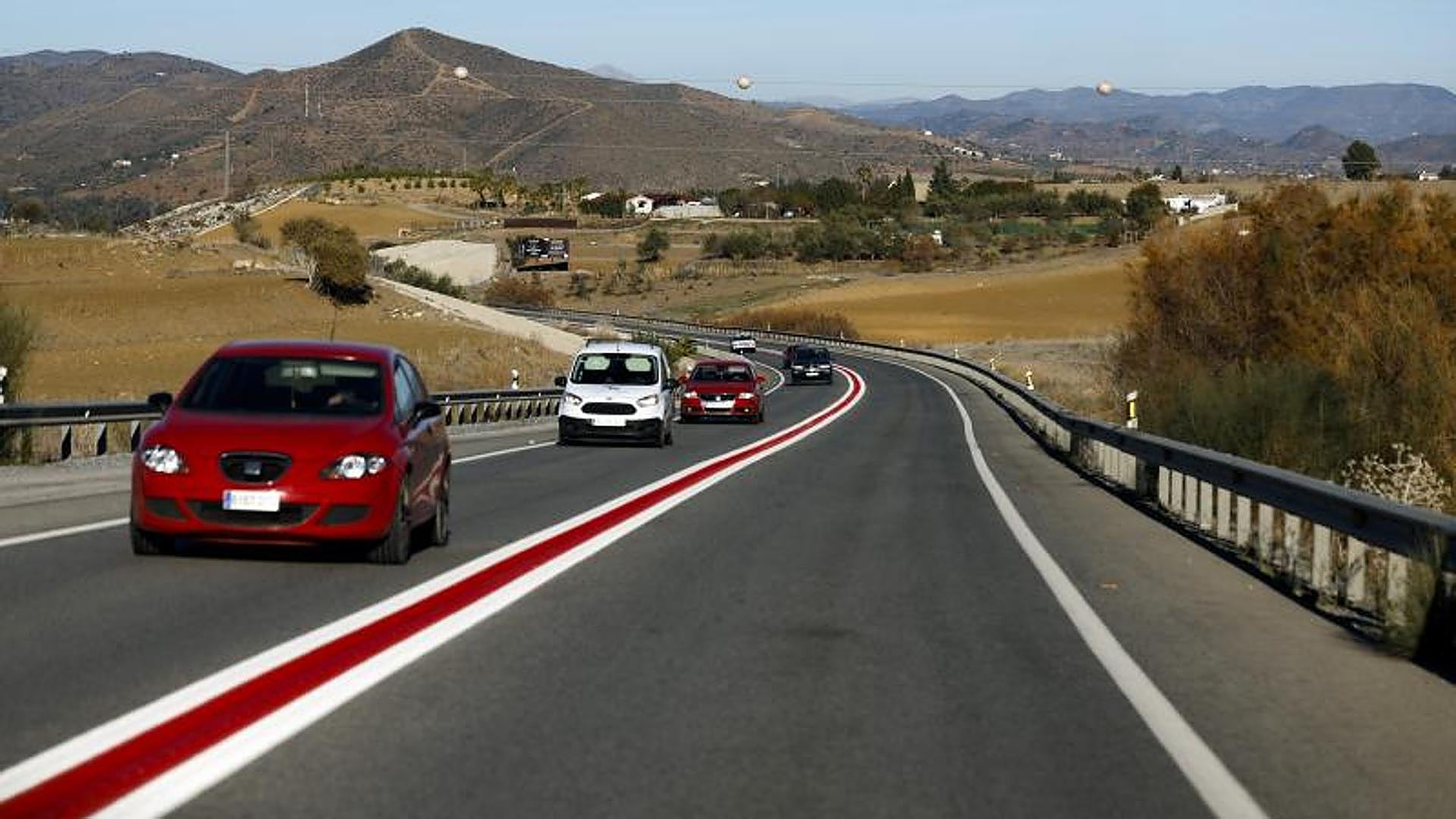 Rayas rojas, azules y verdes en las carreteras: cómo te afectan ...