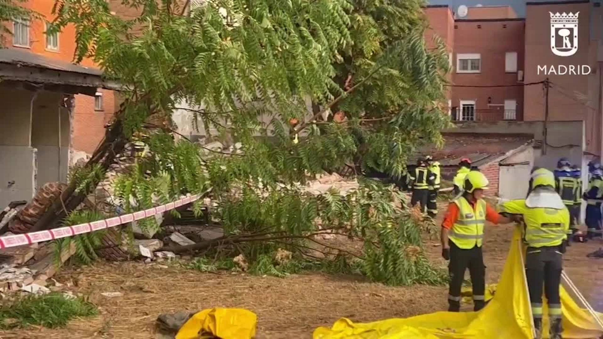 Bomberos rescatan grave a un hombre atrapado tras el derrumbe de una nave en Carabanchel ...