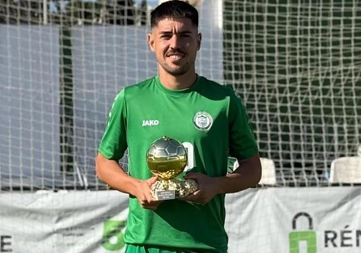 Fran Castillo recibe el Balón de Oro de Segunda RFEF en la gala de la ...