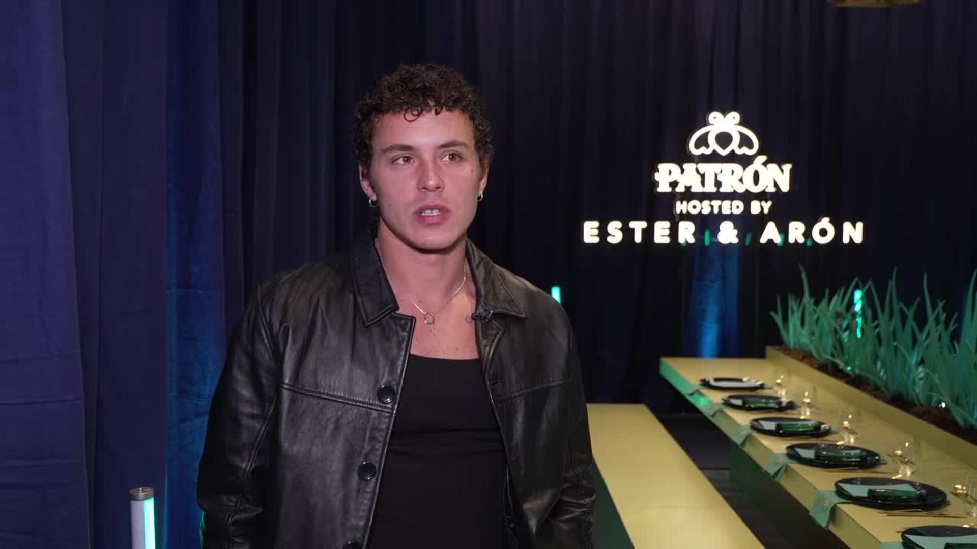 Ester Expósito y Arón Piper brindan por los momentos que han definido su año | Diario Sur