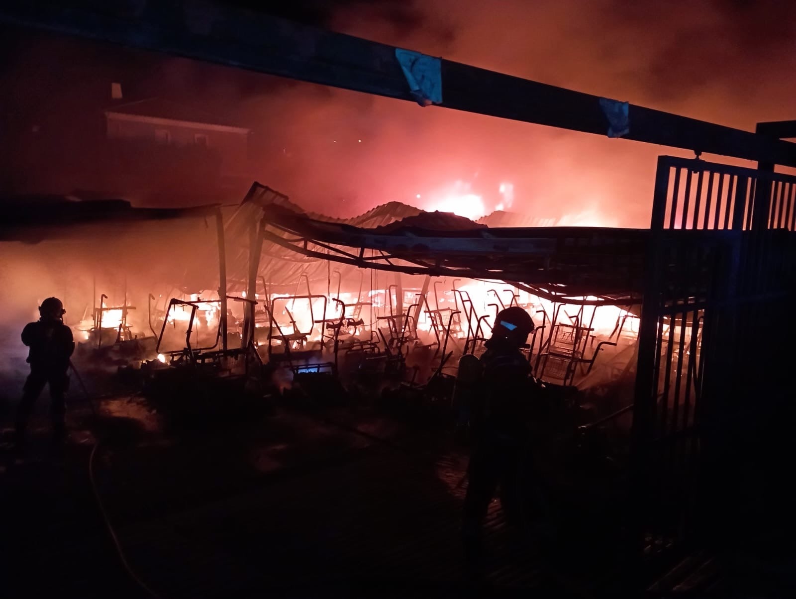 Un aparatoso incendio en Marbella afecta a un centenar de carritos de ...