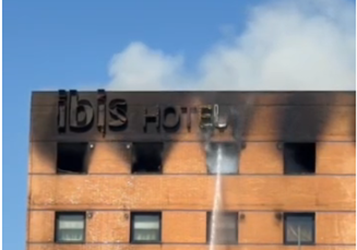 Vuelve a reavivarse de nuevo el fuego en el hotel Ibis | Diario Sur