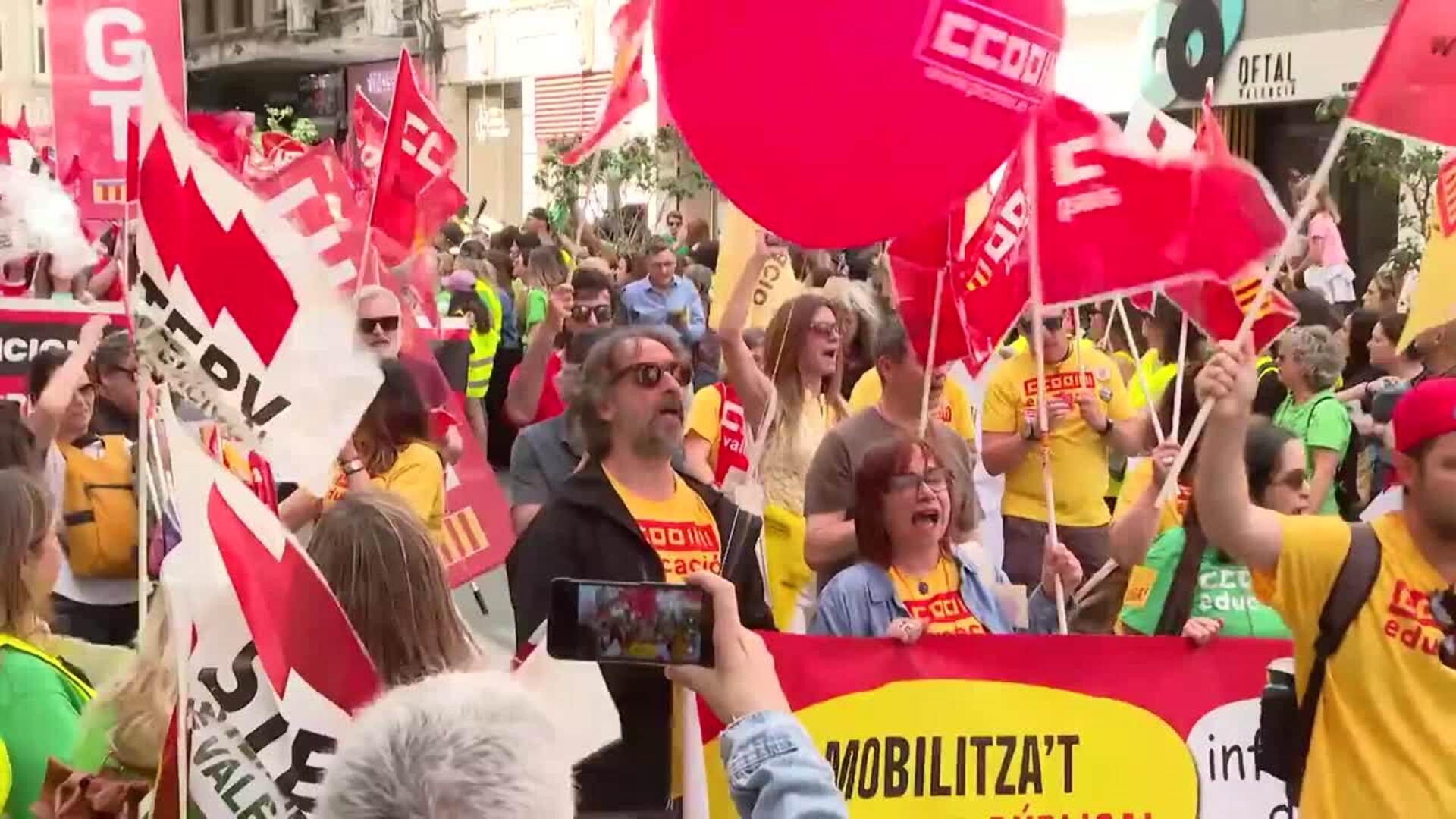 Profesorado en huelga recorre las calles en defensa de la educación ...