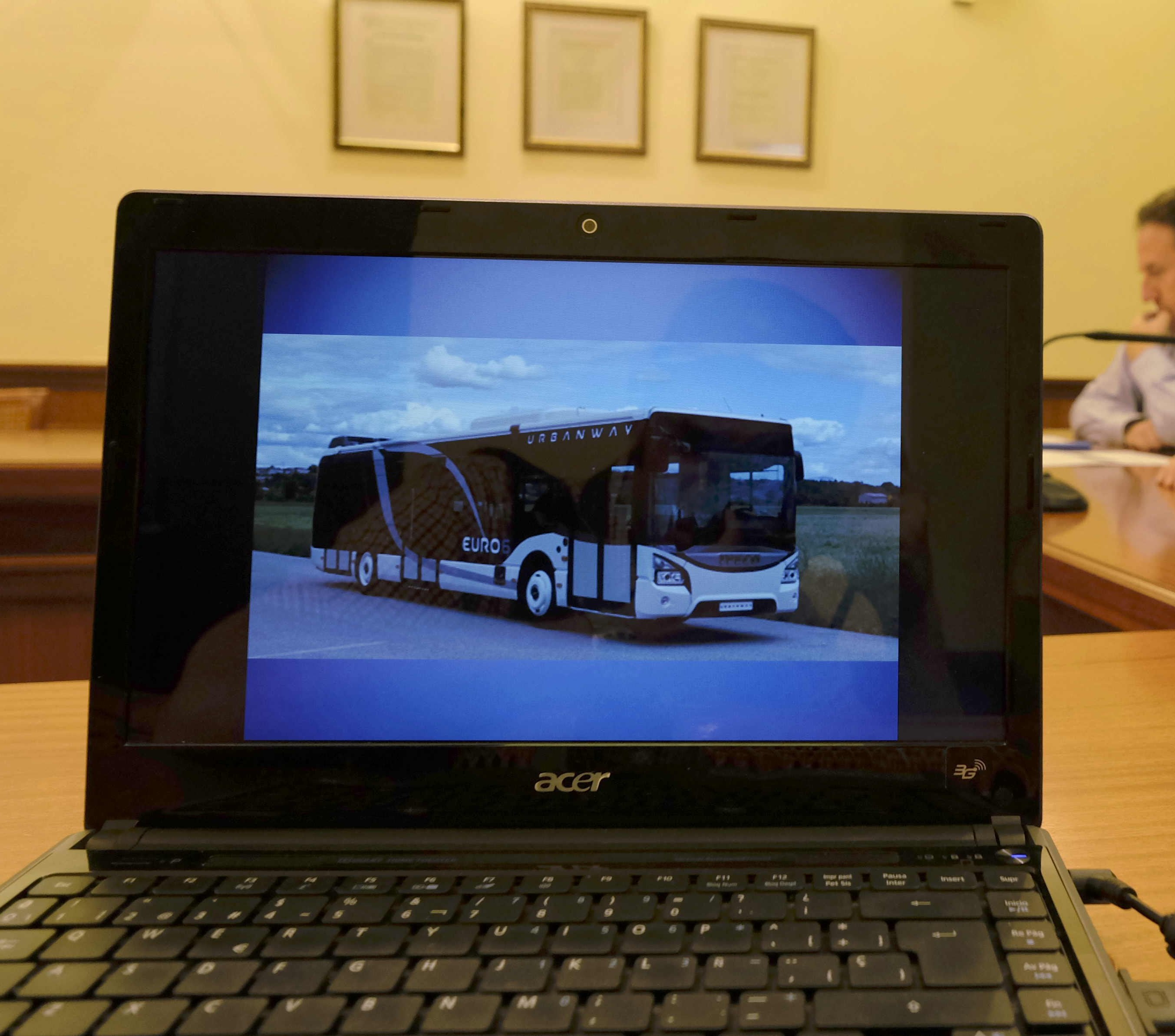 Los nuevos autobuses de la EMT tendrán cargadores para móviles | Diario Sur