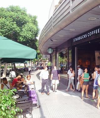 Starbucks Coffe inaugura su local en Málaga en medio de una gran ...