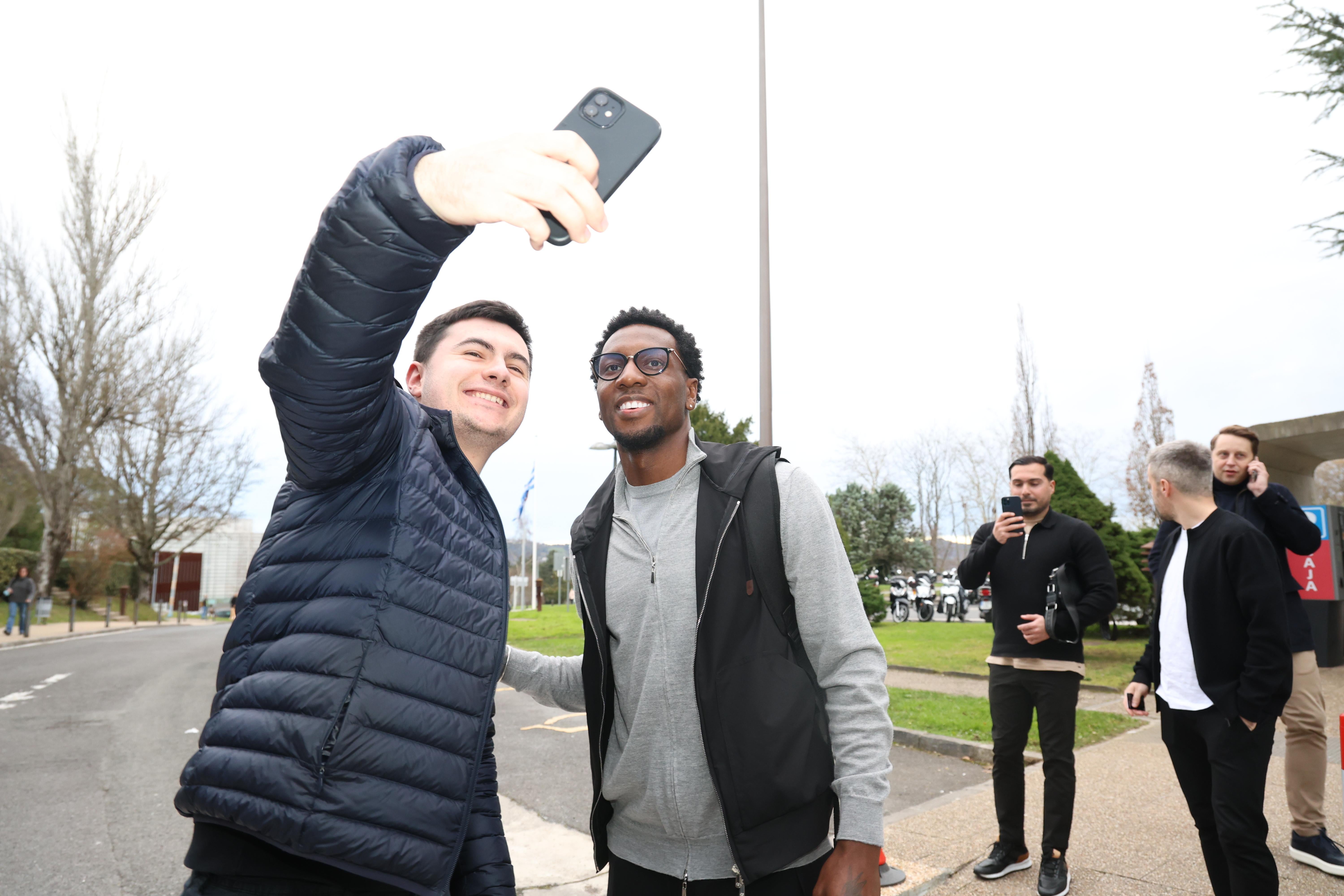 Sheraldo, su familia y su perra Senna aterrizan en Biarritz | El Diario ...