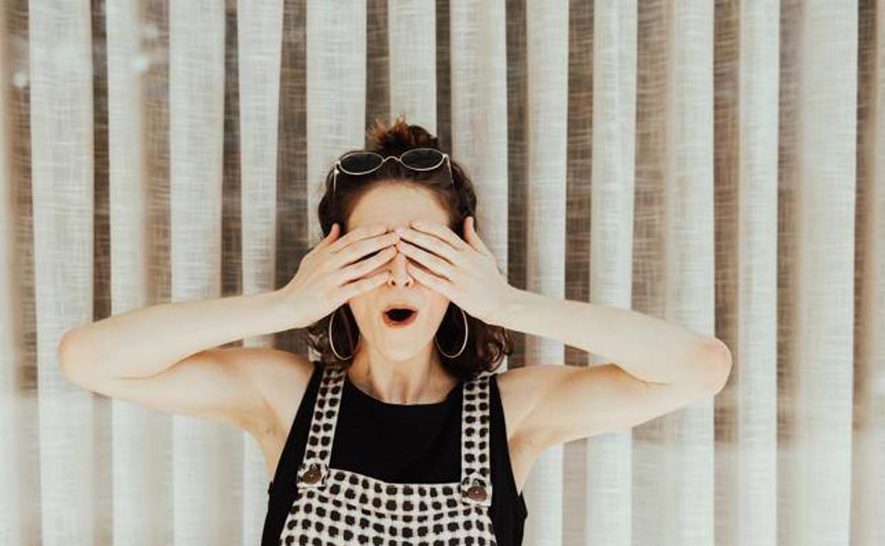 No te sientas mal por cotillear, es bueno para tu salud mental | El ...