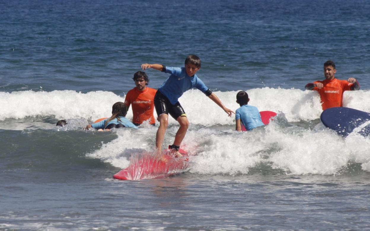 Convocatoria pública para obtener licencia para impartir clases de surf ...