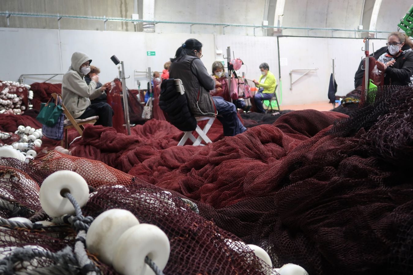 Fotos: Las rederas de Hondarribia, en plena faena | El Diario Vasco