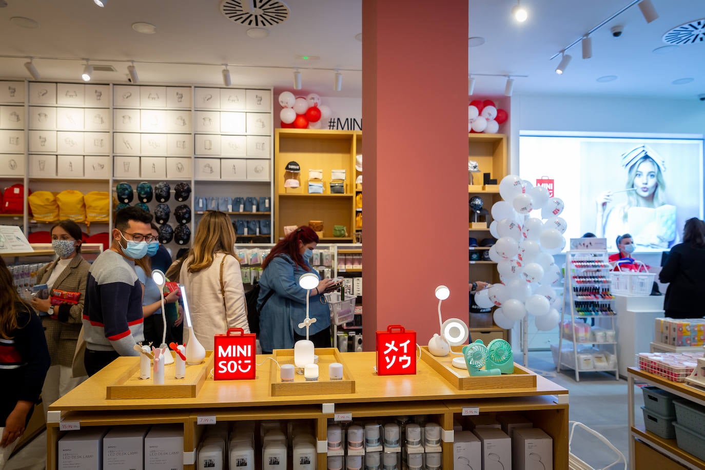 Fotos: Largas colas en la apertura de MINISO en Donostia | El Diario Vasco