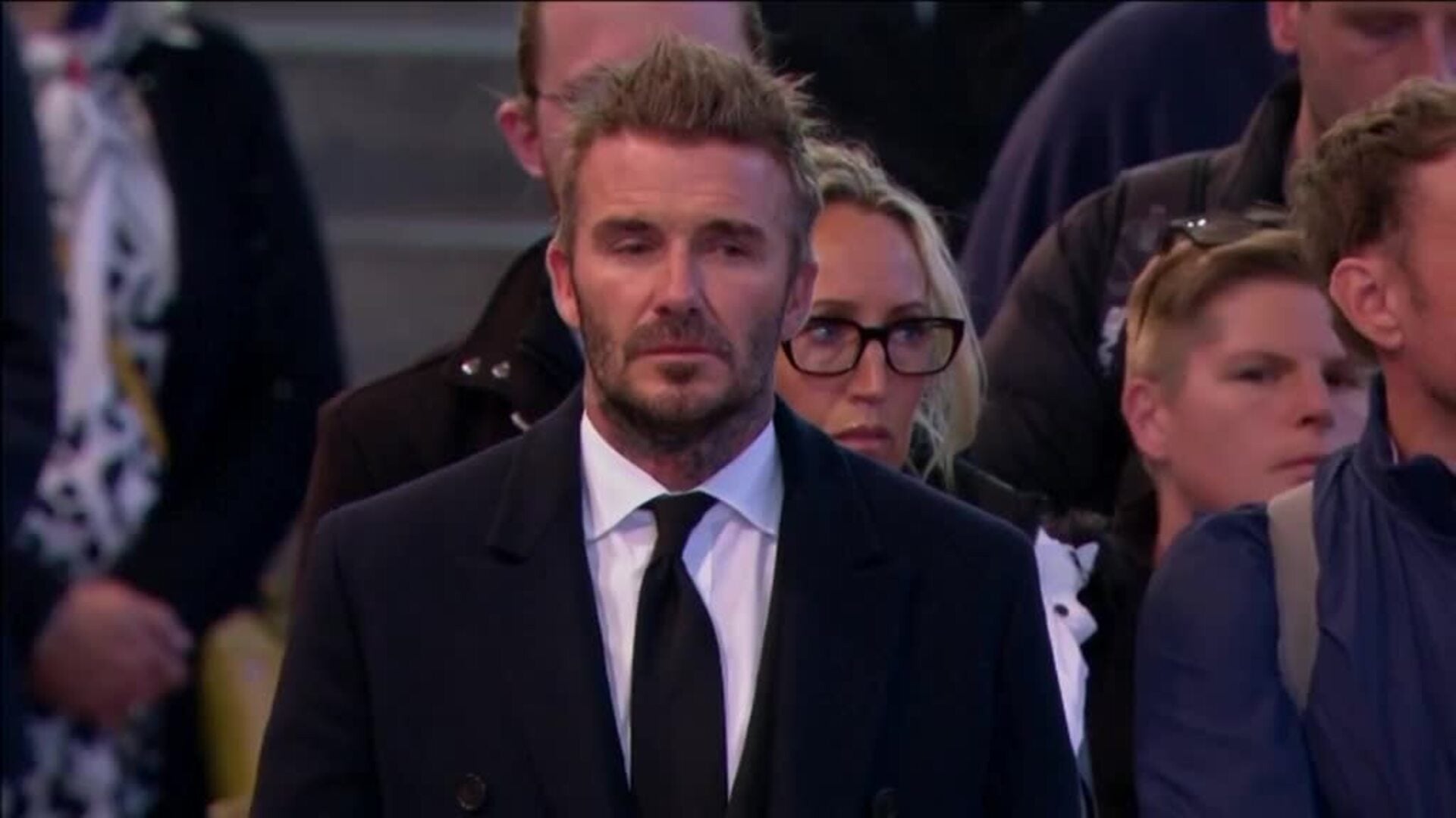 David Beckham presenta sus respetos a la reina Isabel II tras guardar ...