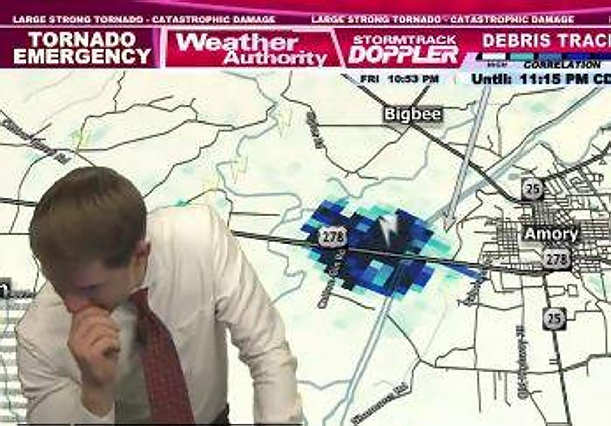 Un meteorólogo descubre en directo que un tornado está a punto de ...