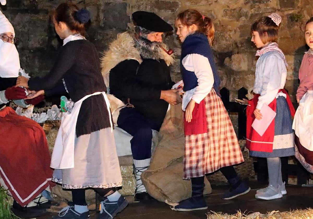 Sahatsagatik iritsiko dira gaur Olentzero eta Mari Domingi | El Diario ...