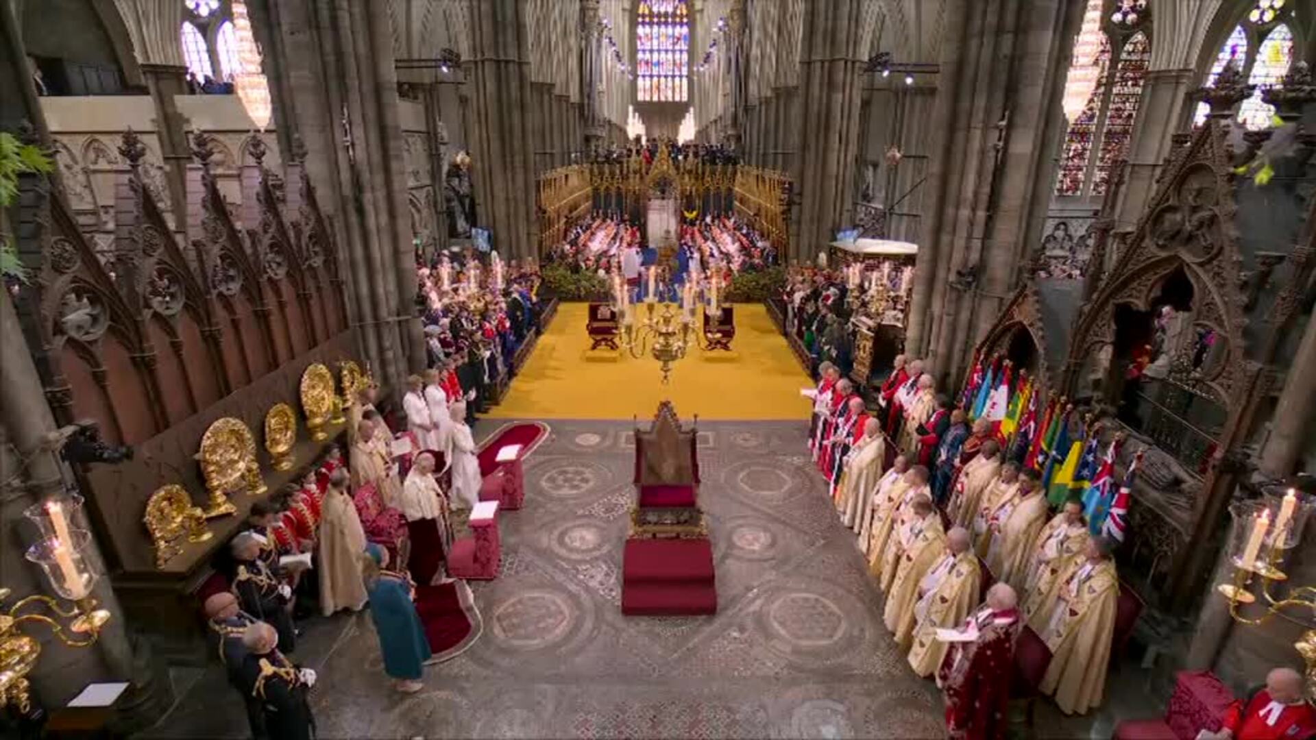 Los dos mil invitados a la ceremonia de coronación se ponen en pie a la ...