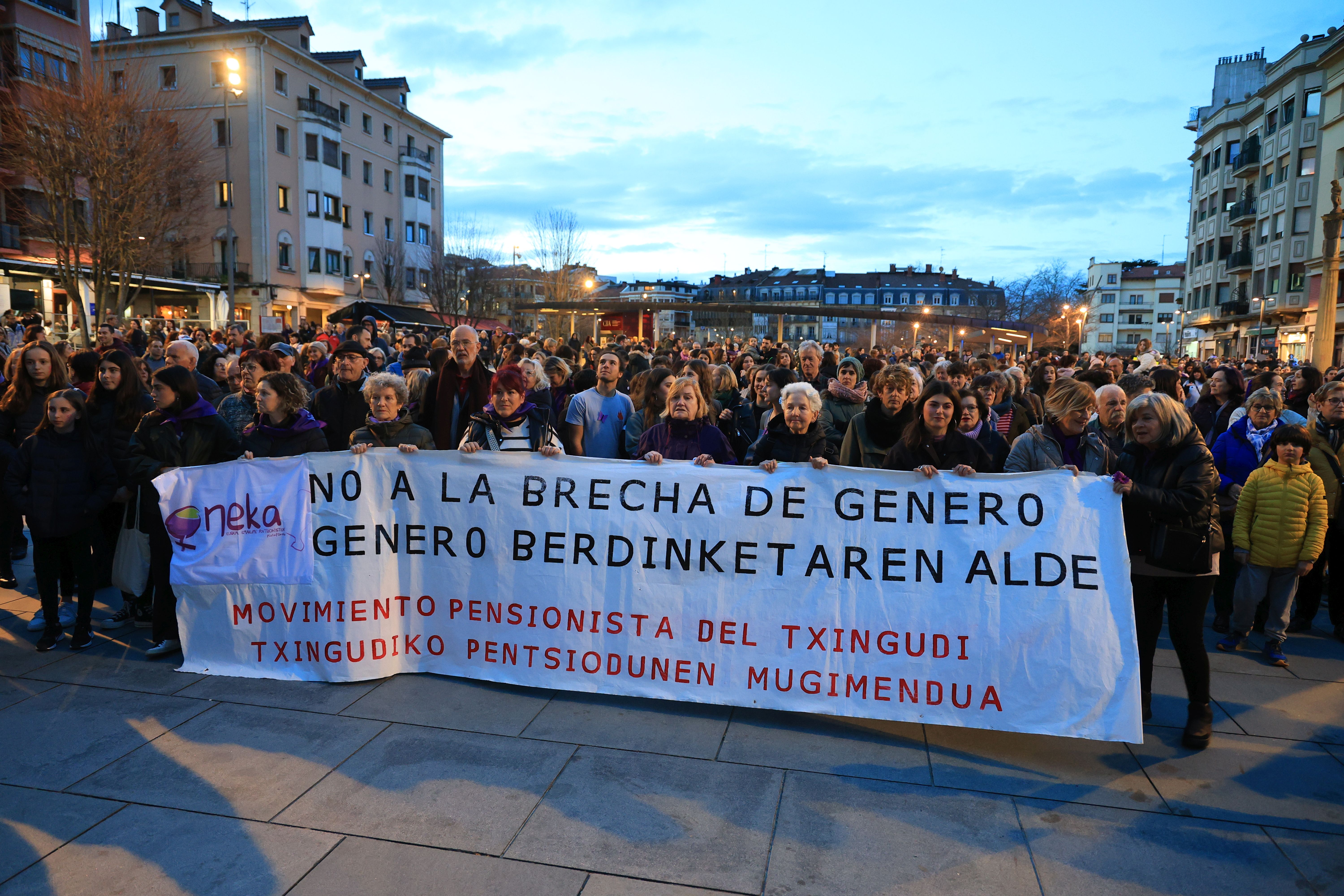 Las calles de Gipuzkoa se tiñen de morado | El Diario Vasco