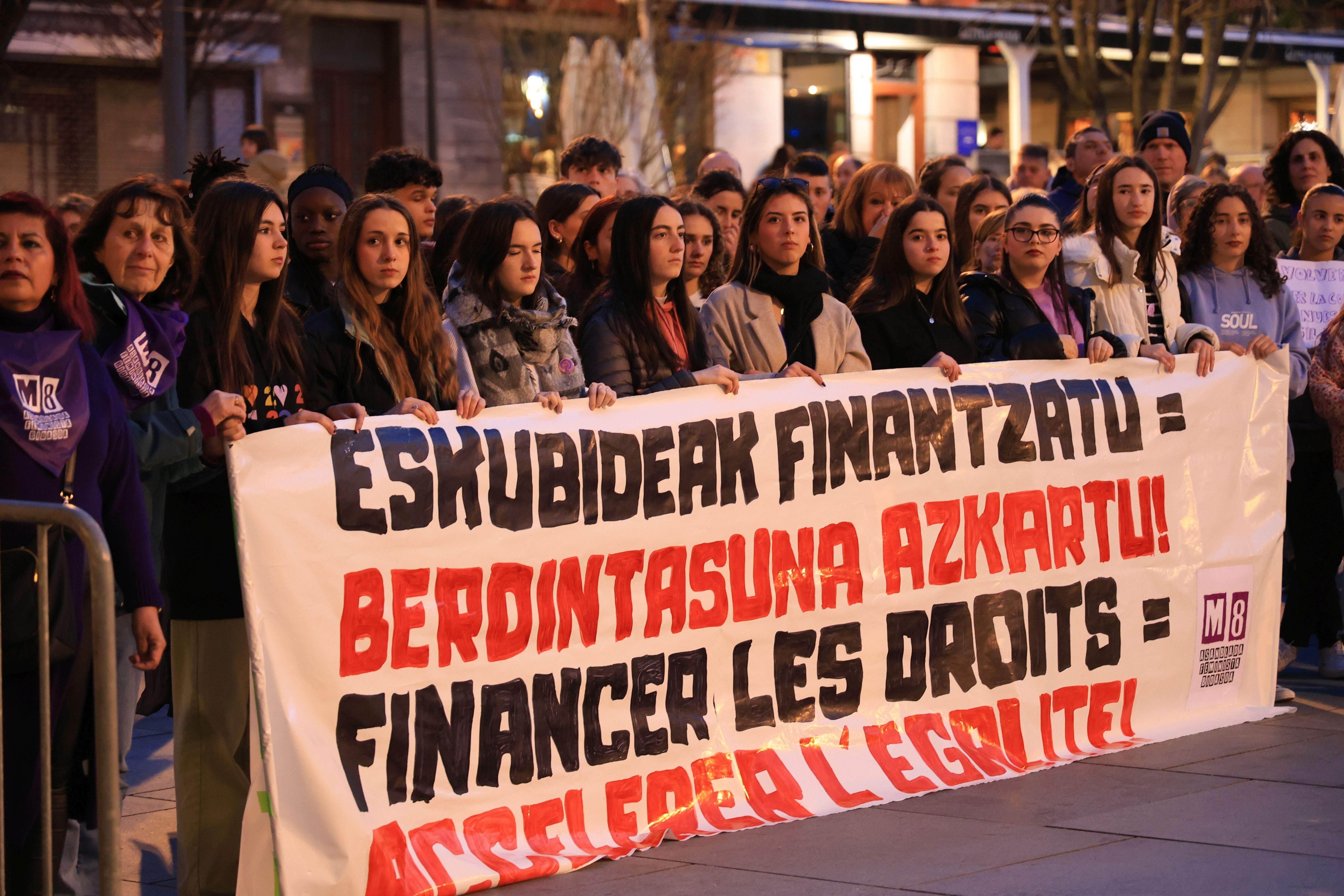 Las calles de Gipuzkoa se tiñen de morado | El Diario Vasco