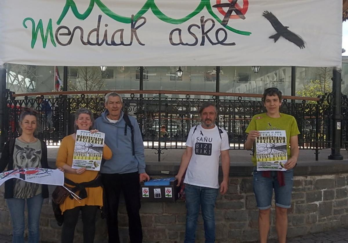 Sañu Bizirik hace entrega en el Ayuntamiento de 2.000 firmas contra el parque eólico Piaspe | El ...