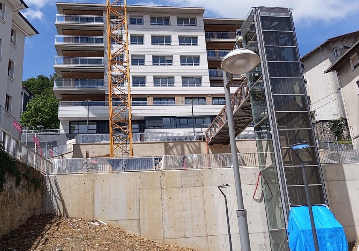 Mekola es más accesible con dos nuevos ascensores y la ampliación de sus escaleras | El Diario Vasco