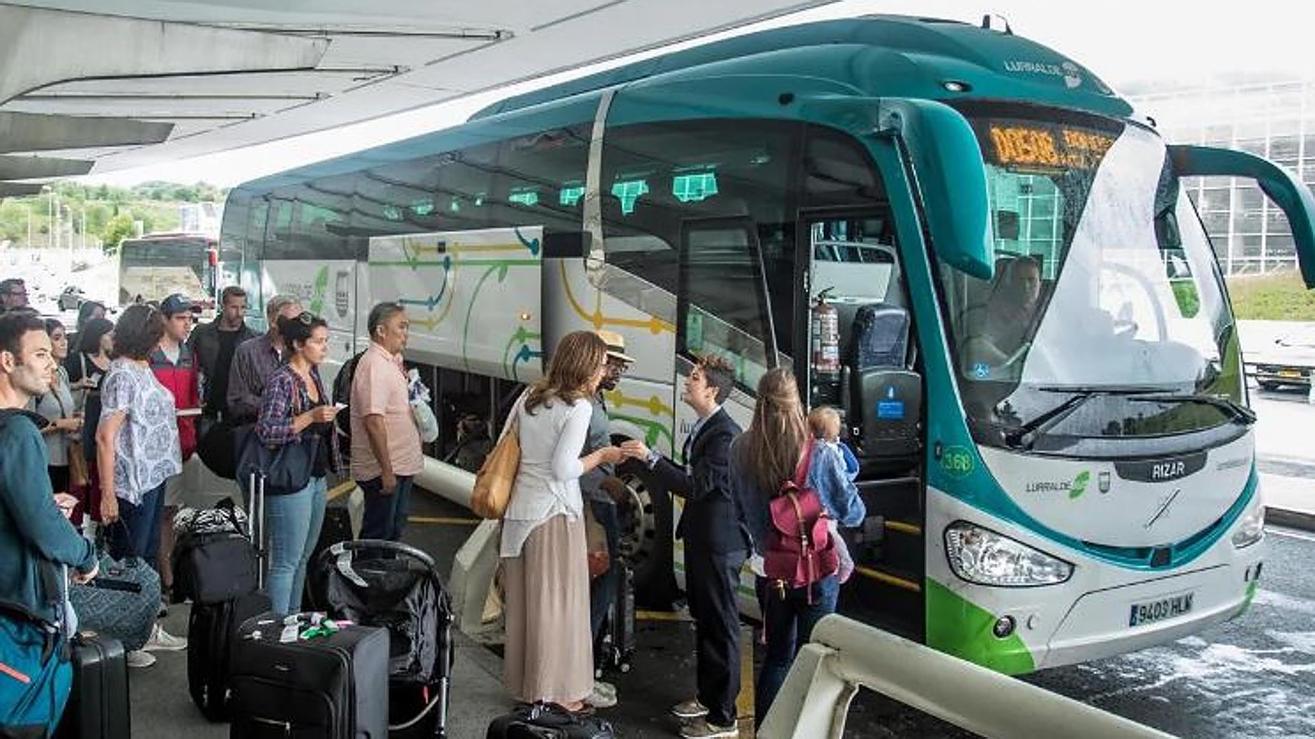 Lurraldebus traslada a la estación la parada en Donostia del bus ...