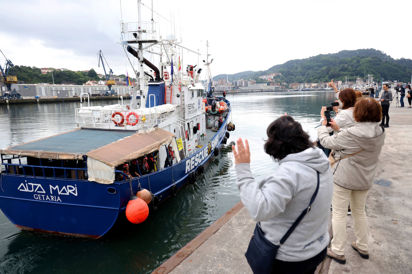 La partida del Aita Mari de Pasaia hacia el Mediterráneo | El Diario Vasco