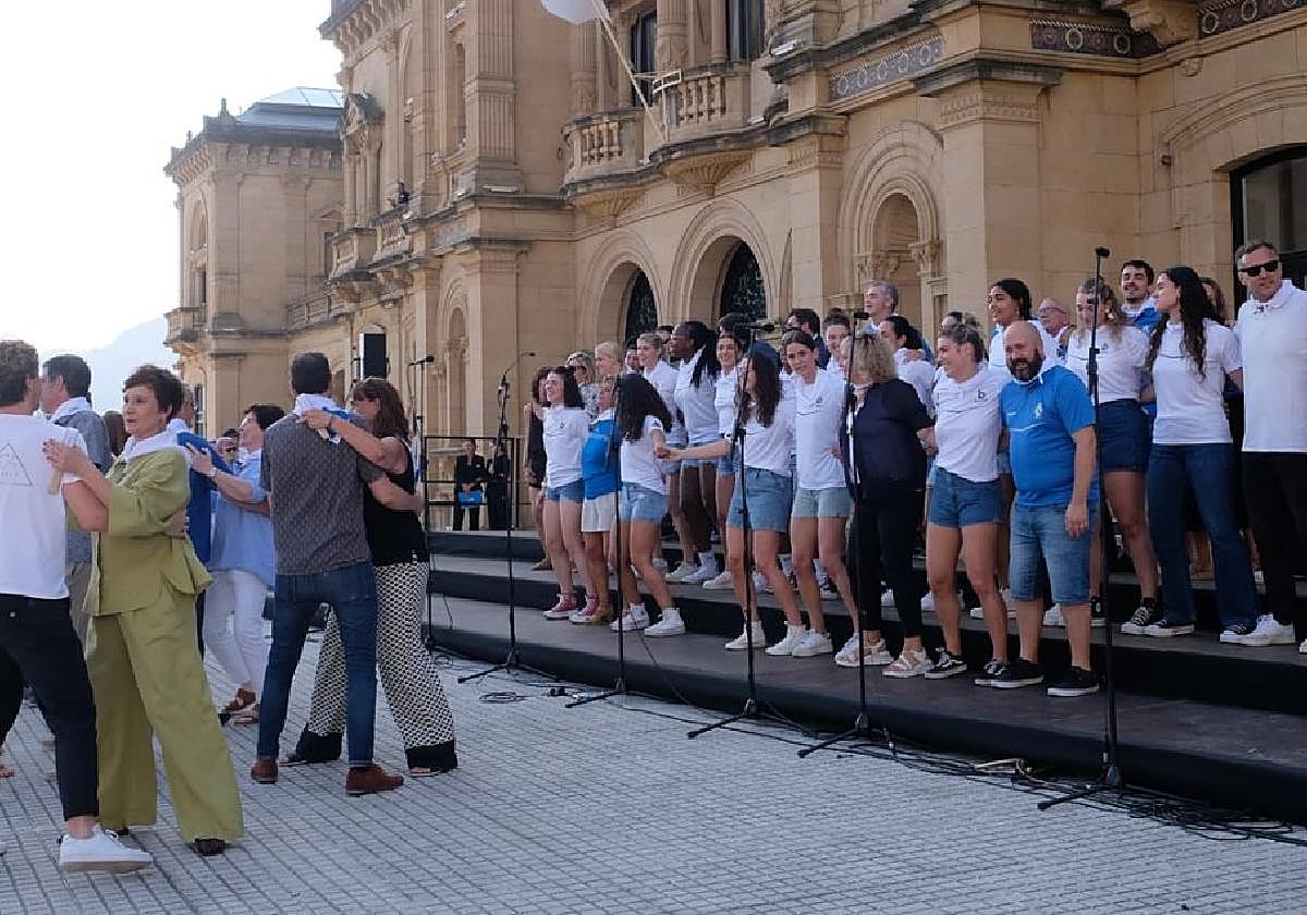 Gente de la ciudad: El Bera Bera cantó 'Artillero' | El Diario Vasco