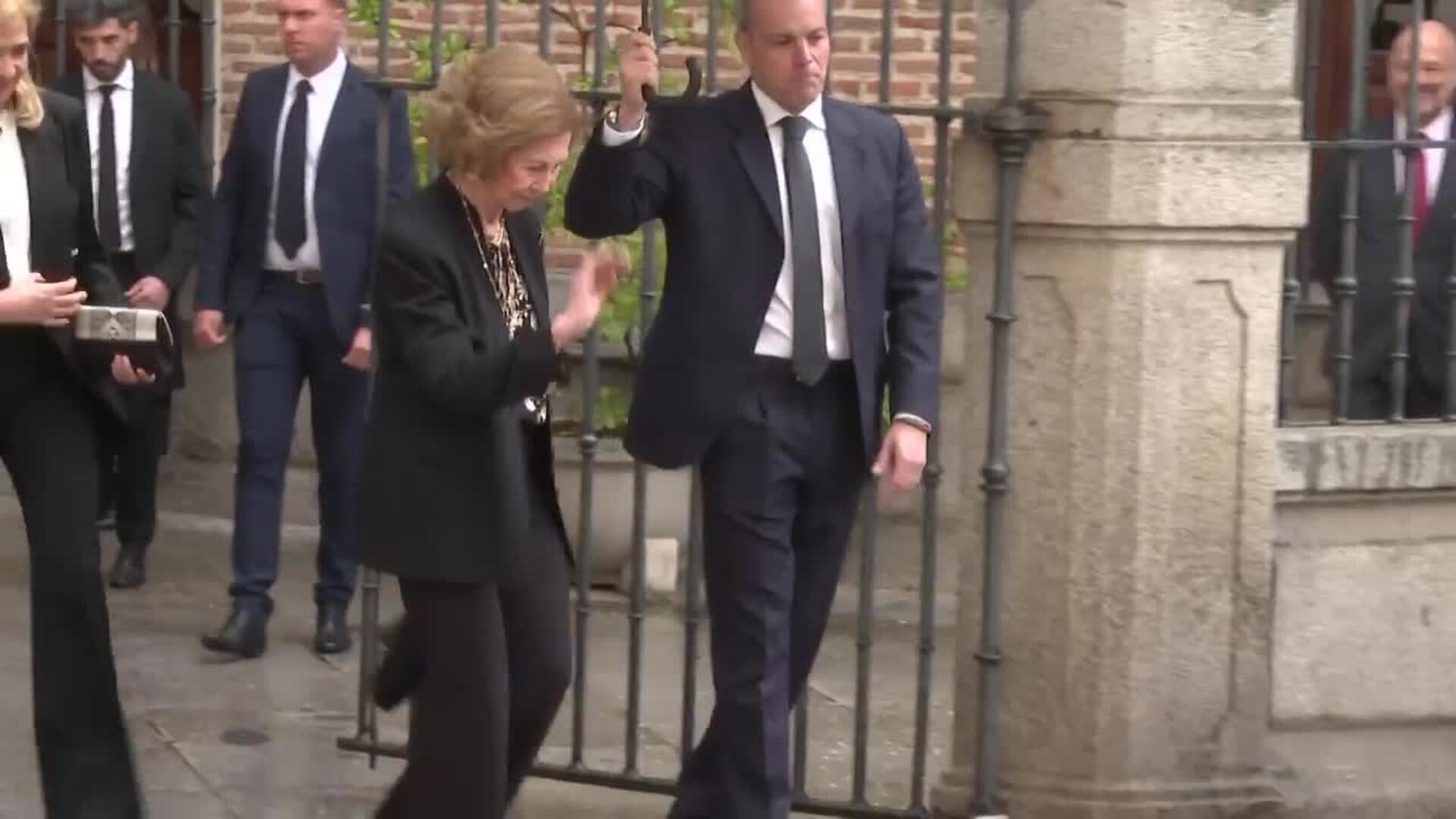 La infanta Elena muestra seriedad absoluta en su visita a la reina ...