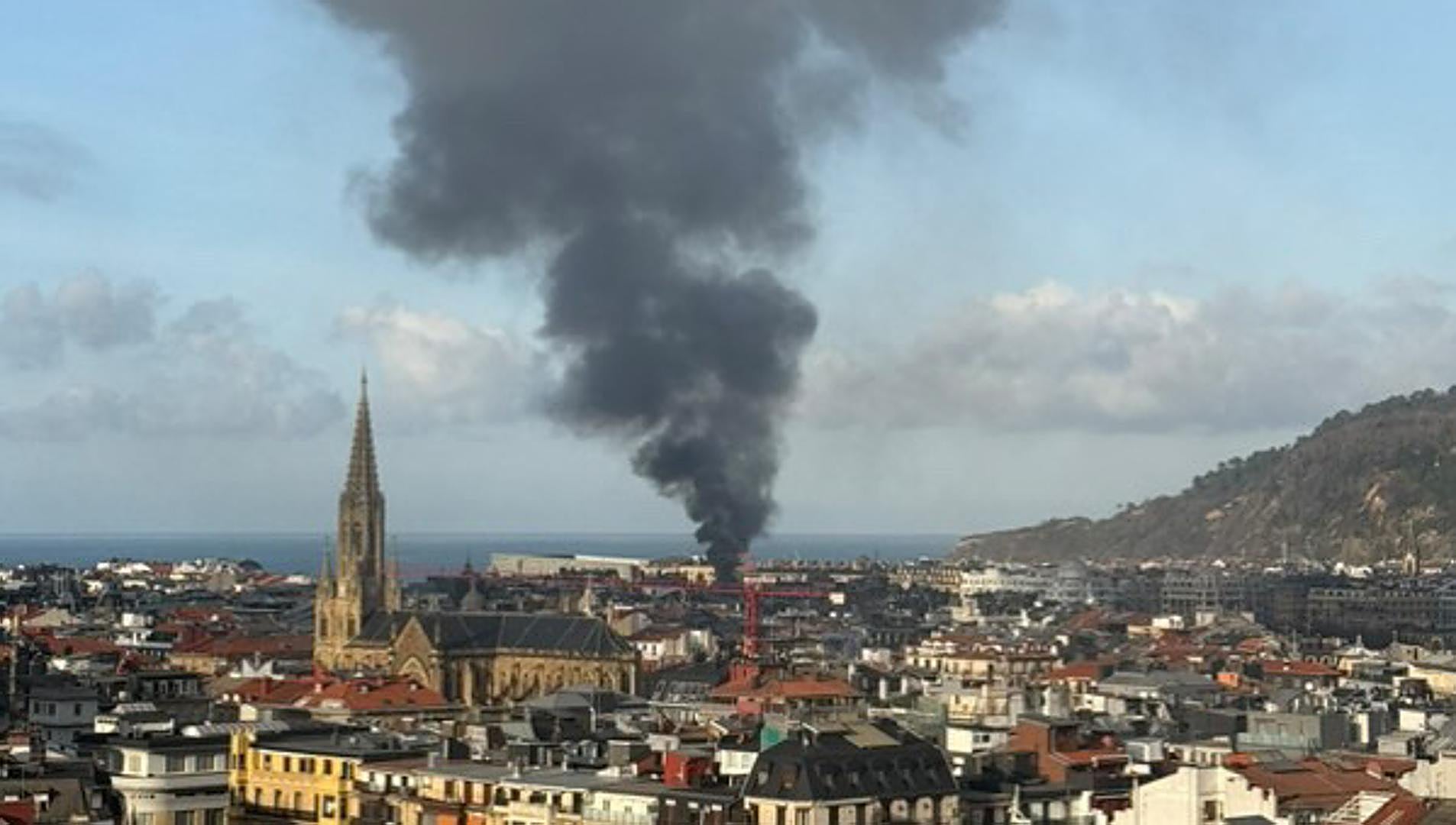 Una imponente columna de humo negro que ha alarmado a toda la ciudad de ...