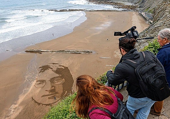 Un John Lennon de treinta metros en la playa de Gipuzkoa donde se rodó ...