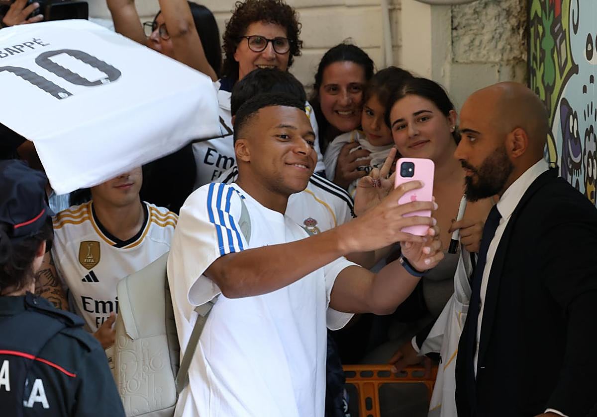 El Real Madrid aterriza en Gipuzkoa arropado por sus aficionados | El ...