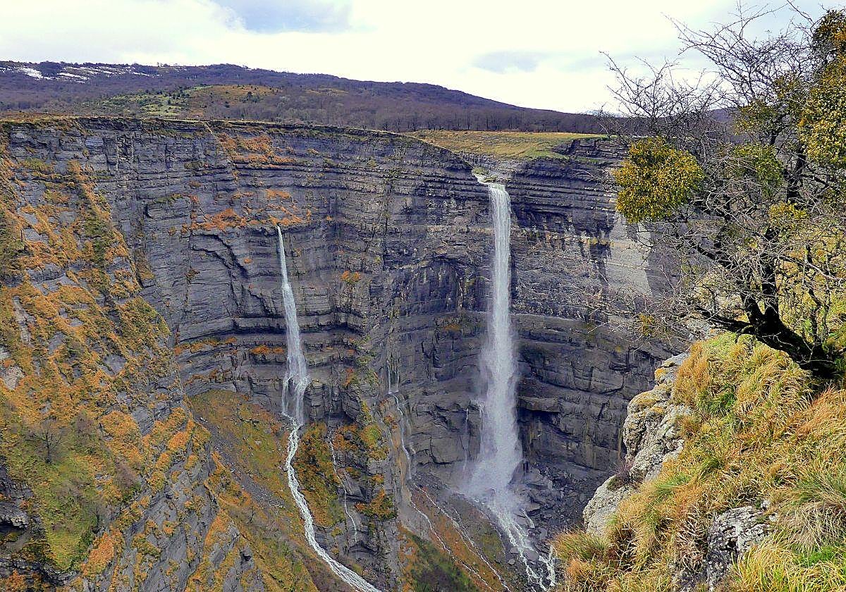 El espectáculo natural a un paso de Gipuzkoa: una cascada de 222 metros ideal para hacer ...