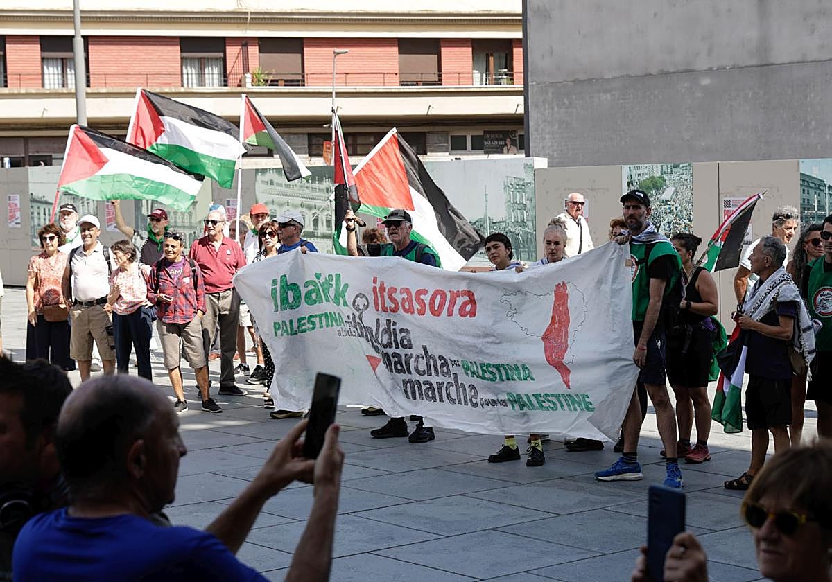 La marcha pro palestina Ibaitik Itxasora llega desde Navarra a Irun | El Diario Vasco