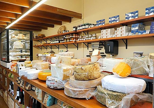 Néstor y Patricia, los jóvenes que abren su propia quesería en Irun tras seis años recorriendo ...